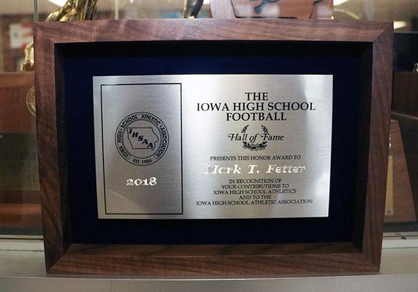 Mark Fetter gifts IHSAA Induction plaque to South Tama High | News ...